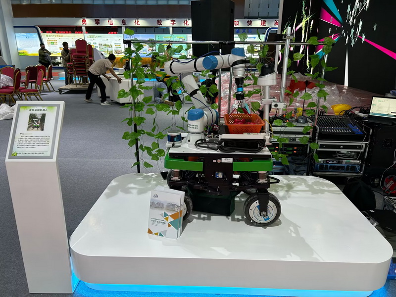 信息所番茄采摘机器人亮相第十二届江苏国际农业机械展核心展区